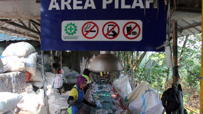 Foto-foto Proses Daur Ulang Sampah Botol Plastik Menjadi Bernilai Jual ...