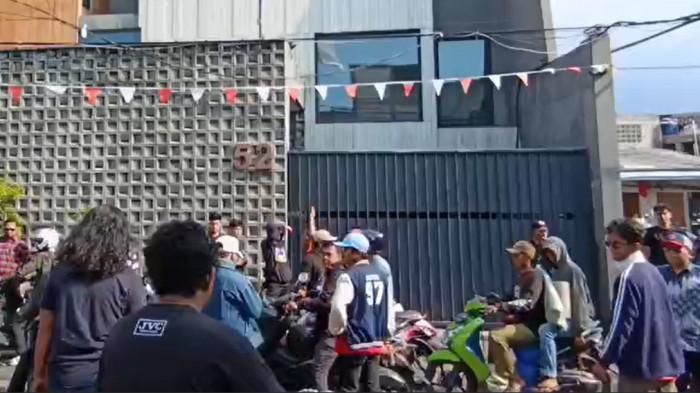Rumah Ahmad Sahroni di Tanjung Priok Jakut Tertutup Rapat, Massa ...