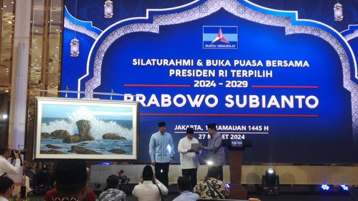 Momen Prabowo Dikasih Lukisan 'Standing Firm Like Rocks' dari SBY ...