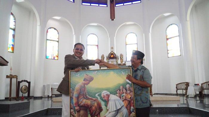 Lukisan Paus Fransiskus Diberikan ke Dewan Paroki Gereja Katolik Santo ...