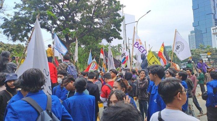 BREAKING NEWS: Mahasiswa Gelar Demo Besar Indonesia Gelap di Jakarta ...