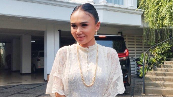 Sering Bernyanyi di Istana Merdeka, Yuni Shara Punya Banyak Songket ...