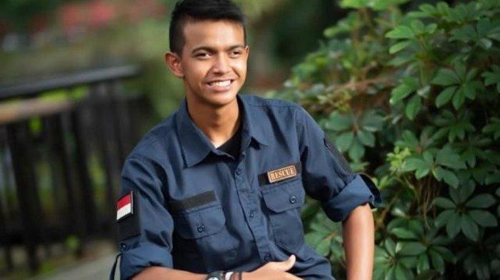 Hendra Saputra tak Lelah, Mencangkul Tanah Longsor Akibat Gempa Bumi ...
