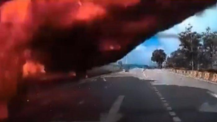 Ngeri! Pesawat Jet Pribadi Jatuh di Jalan Tol Malaysia, Tabak Pemotor Hingga Sejumlah Orang ...