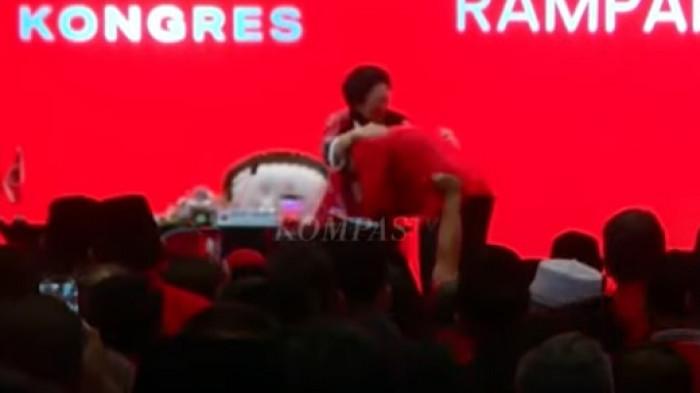 Pelukan Hangat dan Isak Tangis Megawati Sambut Hasto Kristiyanto di Kongres PDI-P ...
