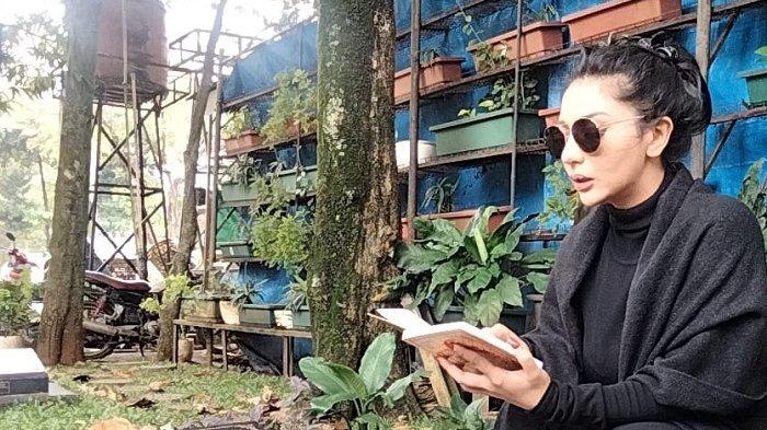 Recycle Lagu Belah Duren, Siva Aprilia Ziarah ke Makam Julia Perez ...