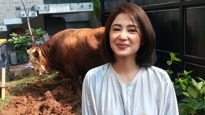 Alasan Dewi Perssik Potong Sapi Kurbannya di Rumah: Daripada di Masjid Repot, Mending di Rumah ...