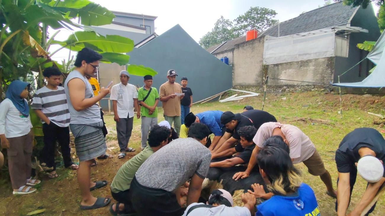 Gandeng JJB, Warga Perumahan Kinan City Cibinong Sembelih Tiga Sapi dan ...