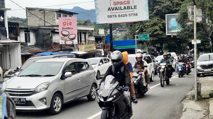 Jalan Raya Puncak Bogor Padat Merayap pada Libur Isra Miraj, Ini Titik ...