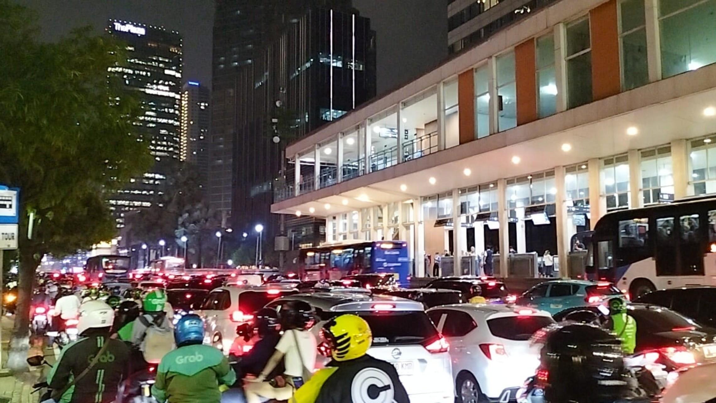 Sampai Malam InI Jalan MH Thamrin Macet Tak Bergerak Imbas Kunjungan Presiden Macron ...