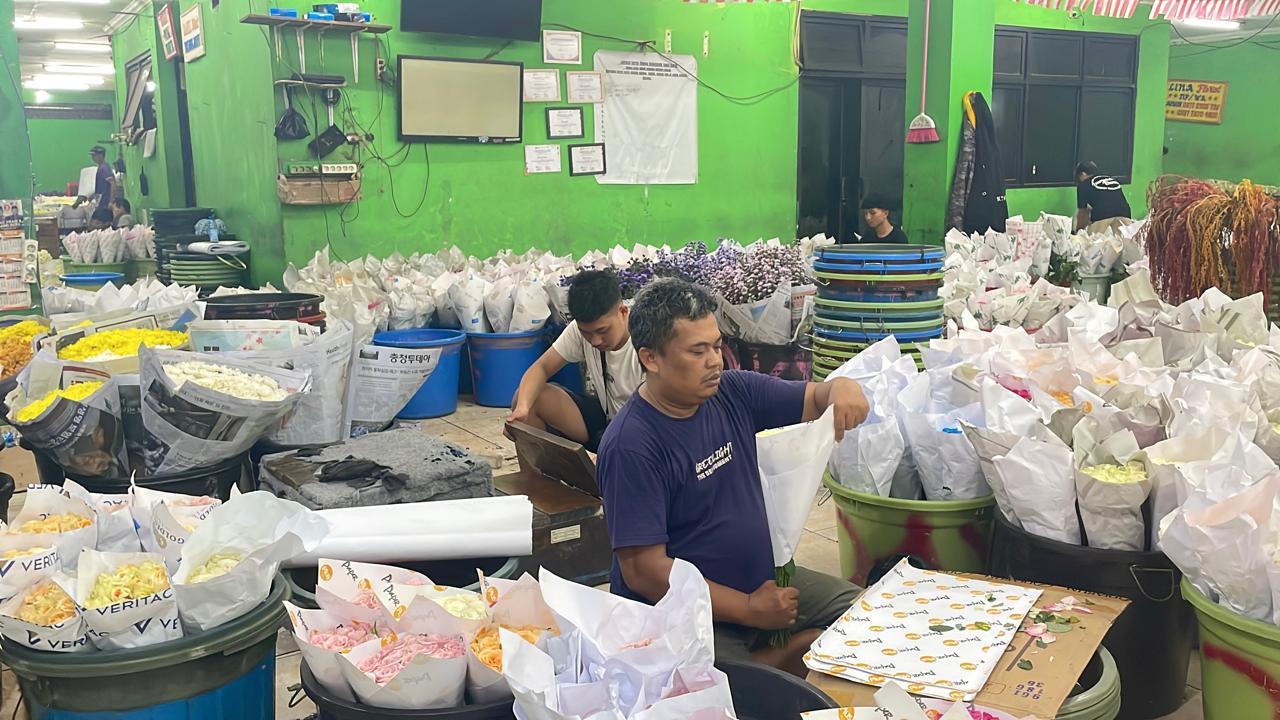 Pedagang Bunga Rawa Belong Sejak 1997, Pilih Bertahan Meski Harga ...