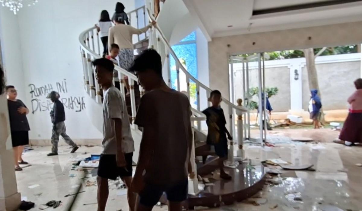 Rumah Uya Kuya Dirusak hingga Dijarah Massa, Kaca Hancur hingga Banyak ...