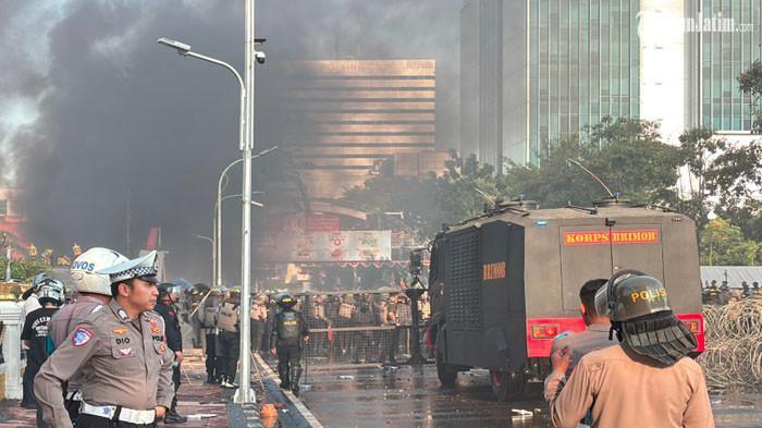 Surabaya Membara, Massa dan Polisi Terlibat Bentrok Sengit di Depan ...