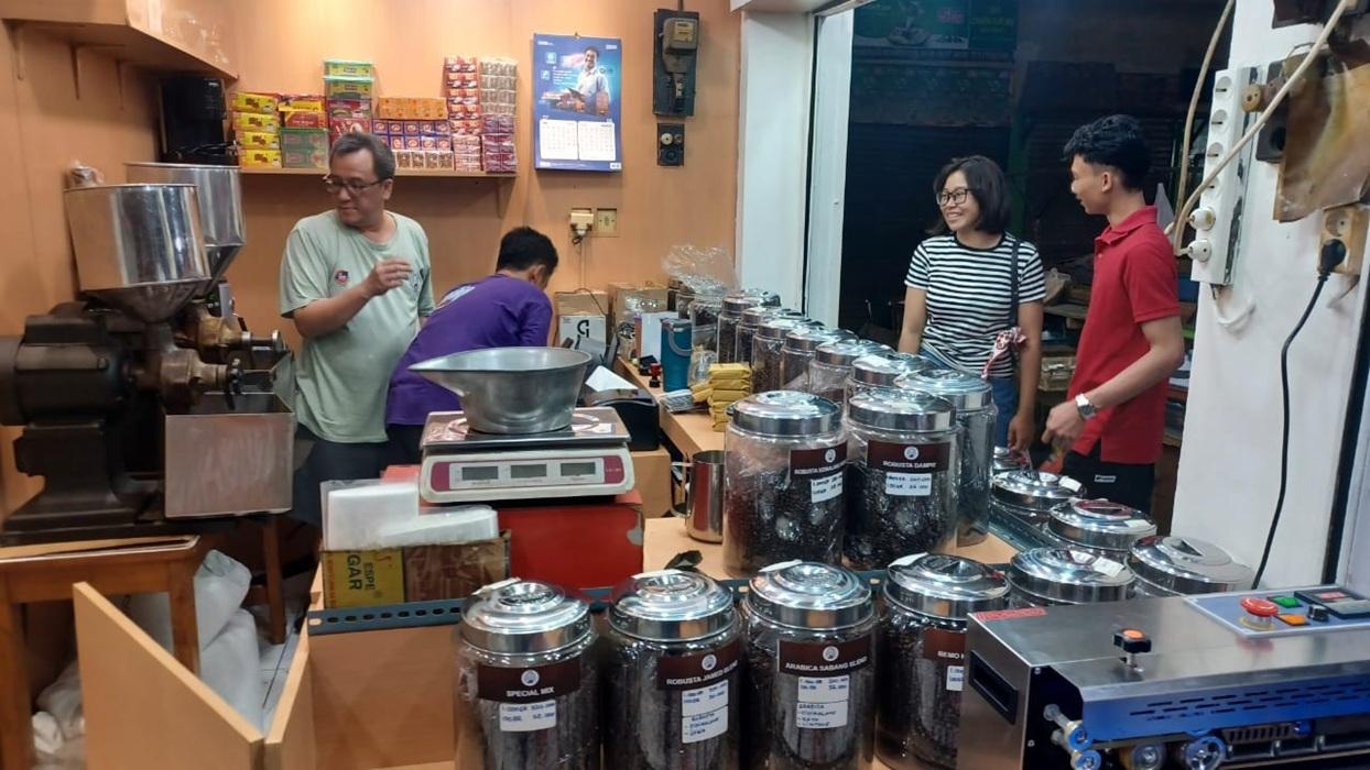Berdiri Sejak 1965, Toko Kopi Cap Bemo di Pasar Rawamangun Kini Tampil ...