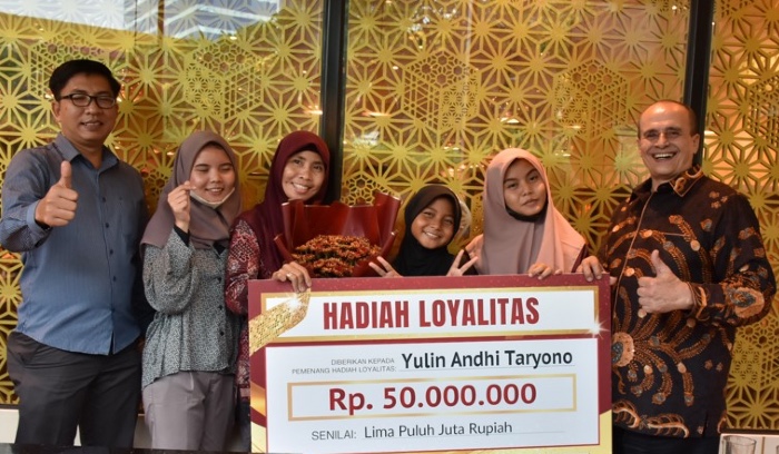 Beri Apresiasi, Aktor Barry Prima Senang Serahkan Hadiah Uang Puluhan ...