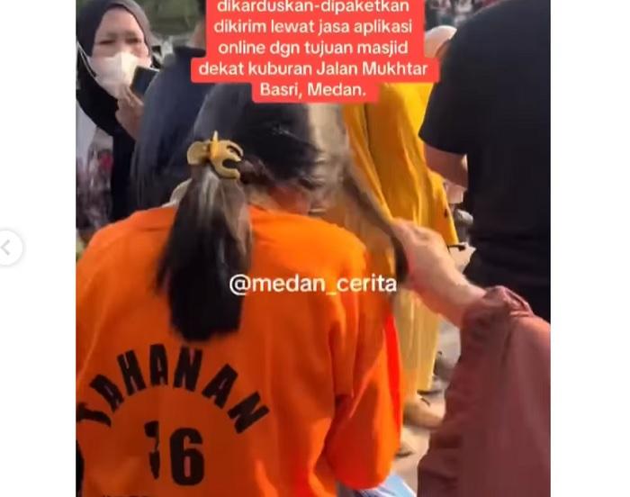 Emosi! Warga Ini Jambak Rambut Pelaku Pengirim Mayat Bayi Hasil Inses ...