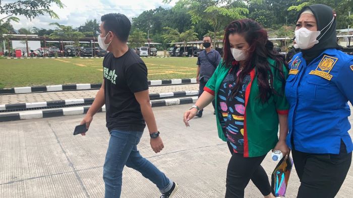 Begini Penampakan Jennifer Jill Saat Menjalani Pemeriksaan Rambut di ...