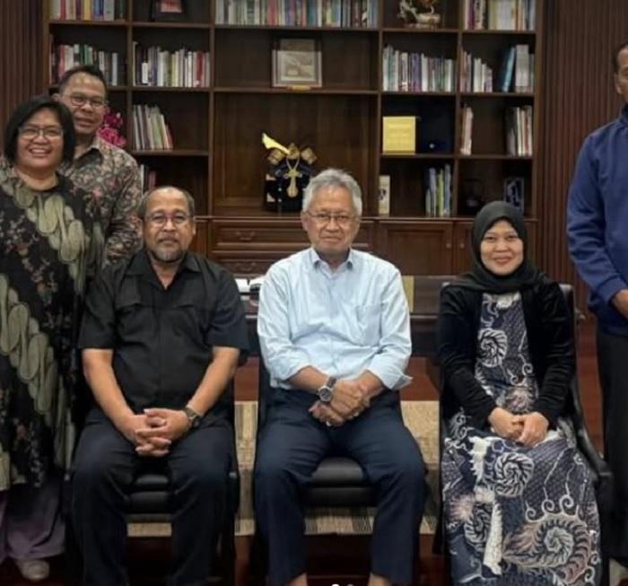 Neni Herlina dan Suwitno Justru Minta Maaf, Ini Duduk Perkara Mendikti Satryo Viral Didemo ASN ...