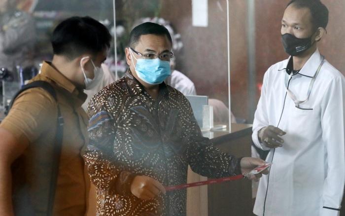 Bupati Pati Sudewo Tutup Wajah Pakai Masker Saat Diperiksa KPK - Wartakotalive.com